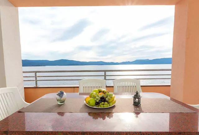 Smještaj i noćenje u apartmanu s restoranom Komarna | V