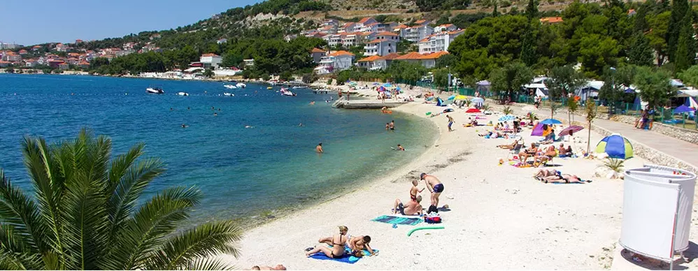 Povoljan kamp prvi do mora Seget Donji | KAMP SEGET - x